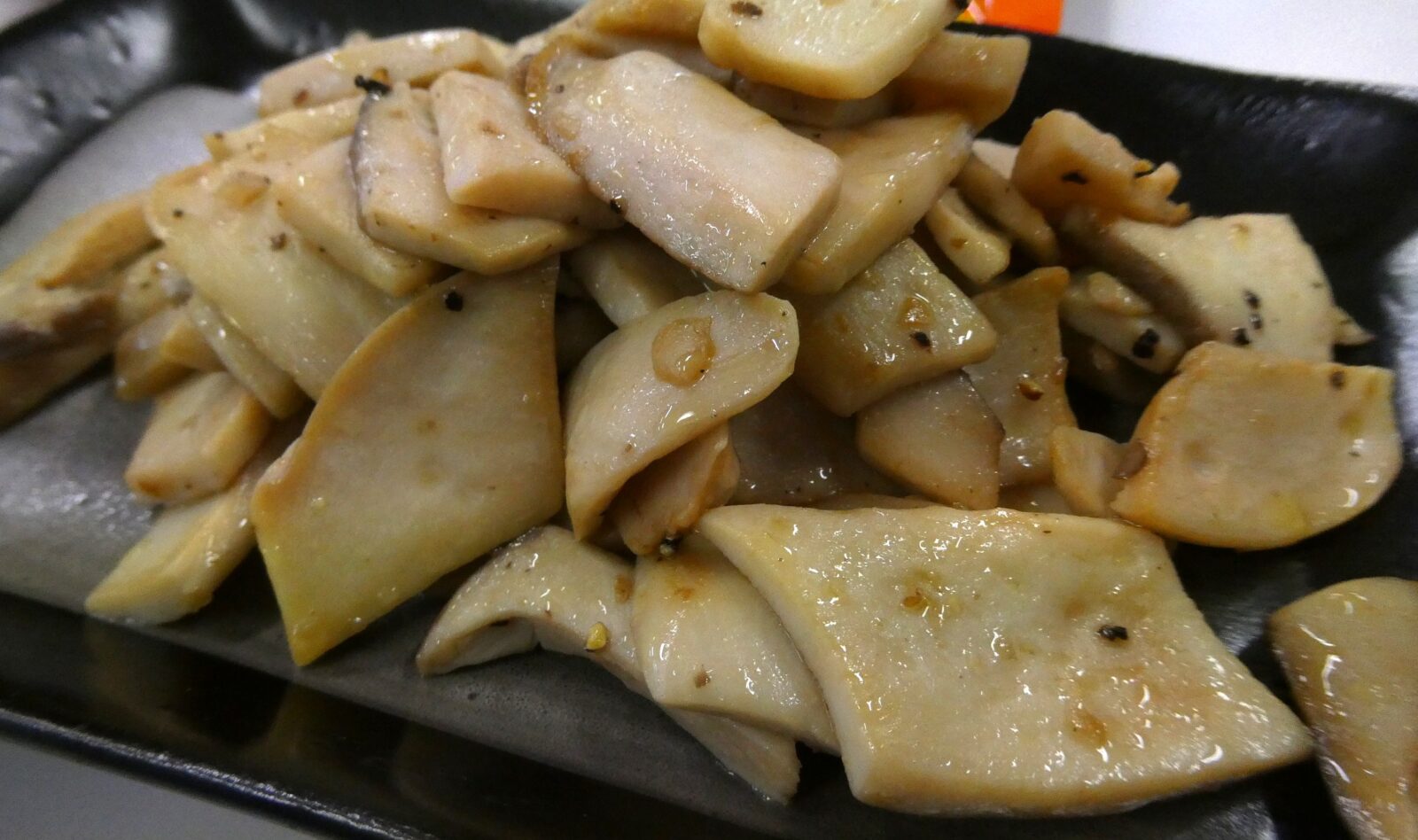 ジャケ買いを裏切らない！ ホクトの「急速冷凍きのこ とれたて一番♪」 鮮度の時空間超越でエリンギのイメージが変わる | FrozenFoodPress